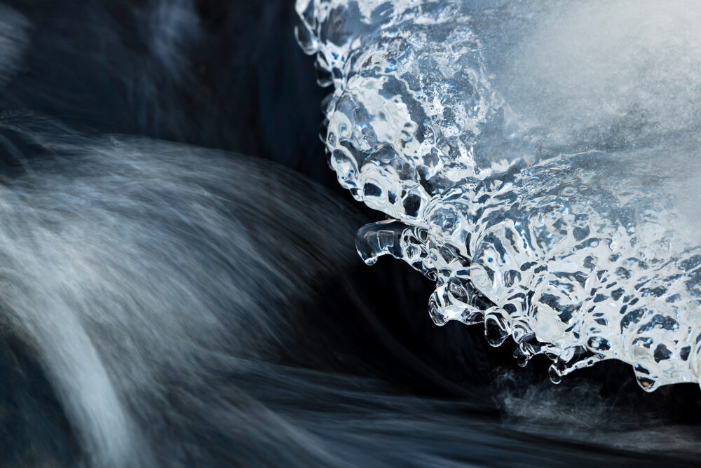 Virtaava vesi kannattelee elämää talven kovissa pakkasissa